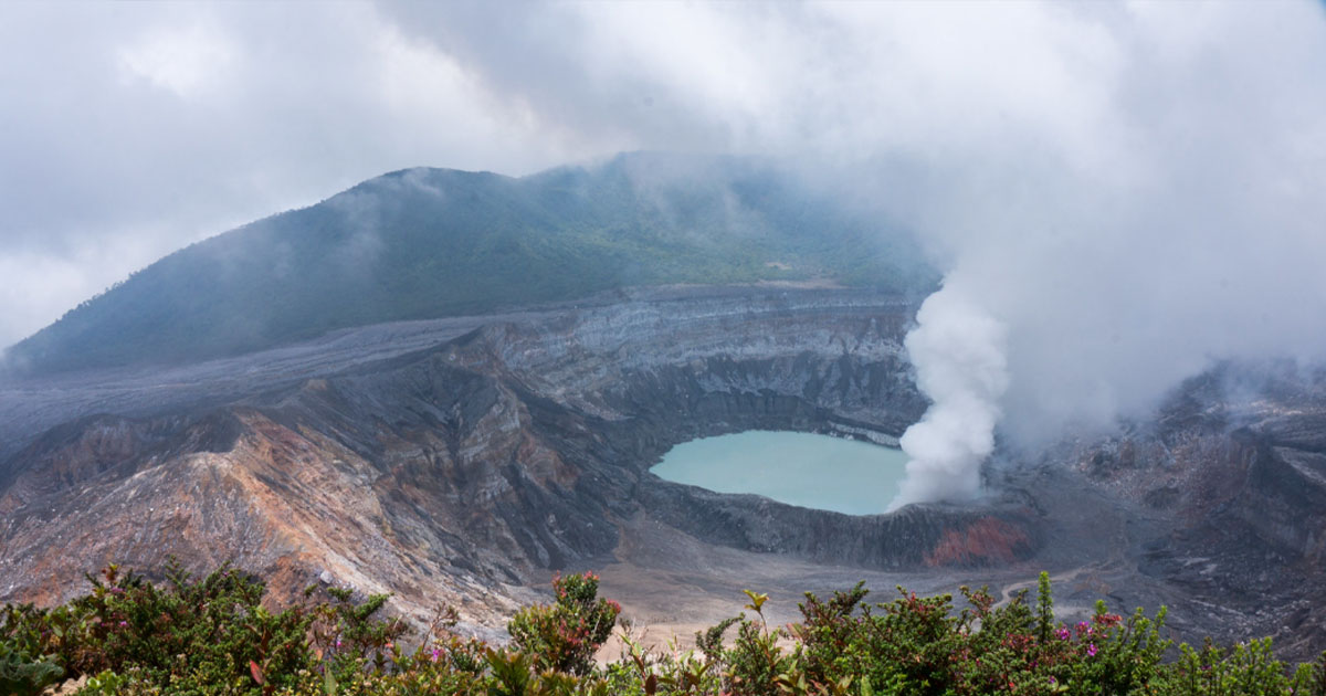 Éruption Volcan Poás (2025) | Infos Pratiques & Alternatives