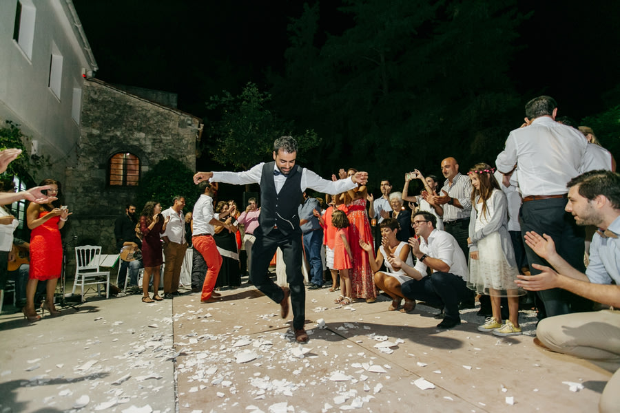 Polterabend Bräuche – Bedeutung, Herkunft und Gestaltung