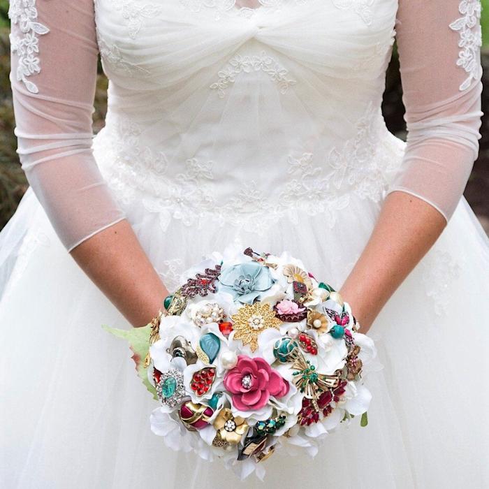 Der Brautstrauß aus Broschen
