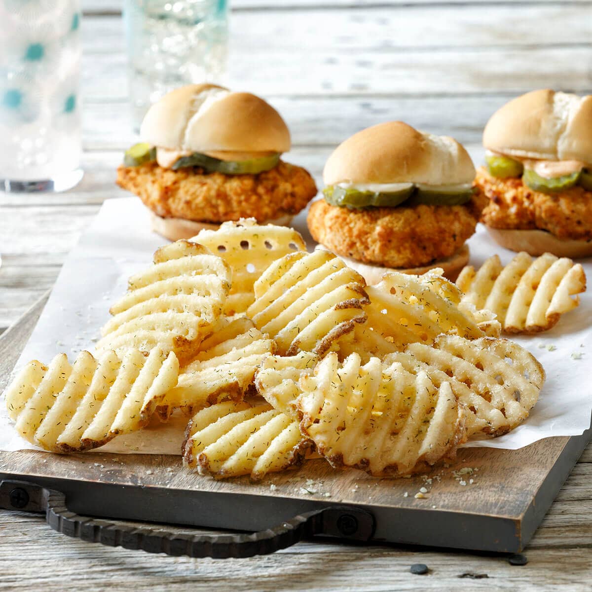 Papas a la francesa crujientes con pepinillos y minihamburguesas de ...