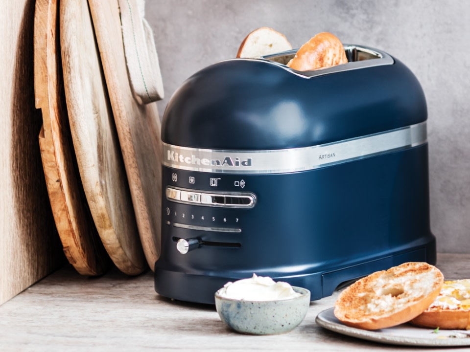 ARTISAN BREAKFAST SET (2-SLOT TOASTER) - Empire Red | KitchenAid IE