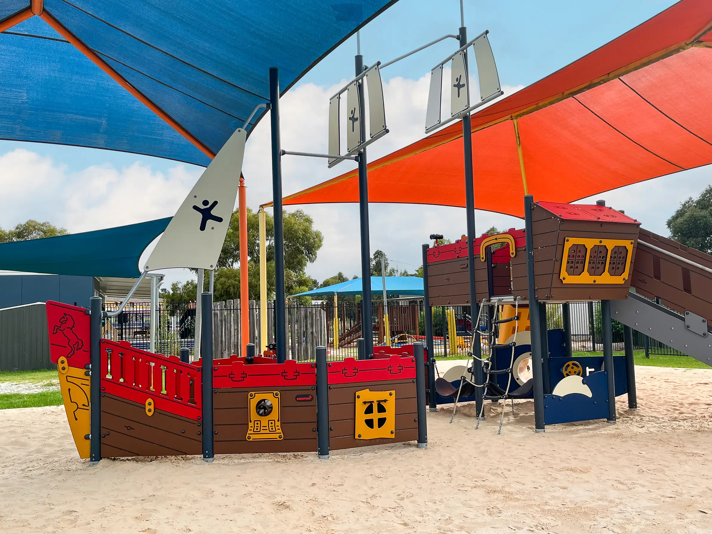 Dallas Brooks Community Primary School - Playground - KOMPAN