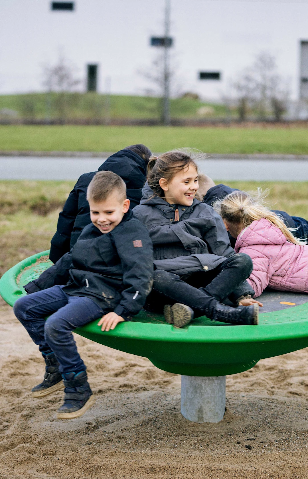 KOMPAN | Nuevos juegos giratorios para niños en edad escolar