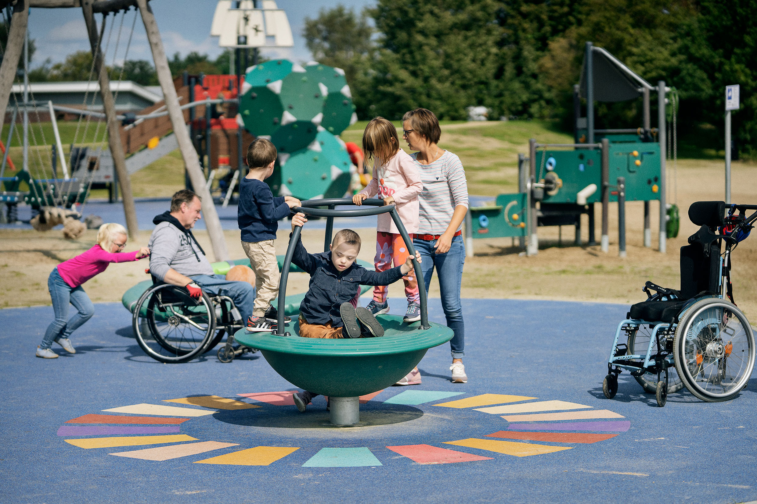 Inklusive und barrierefreie Spielplätze gestalten - KOMPAN
