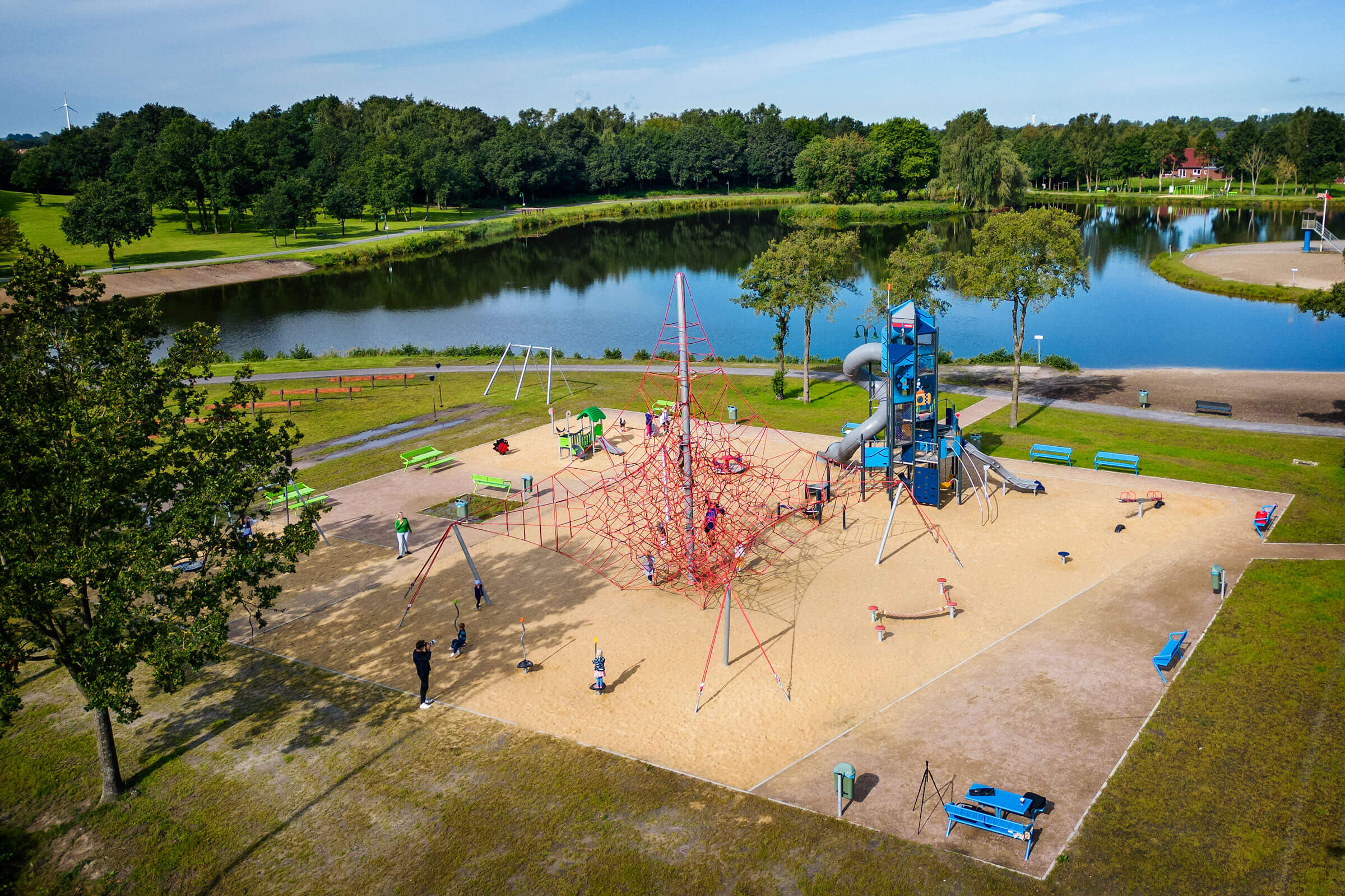 Erlebnisspielplatz mit Fitnessgeräten am Ihler Meer - KOMPAN