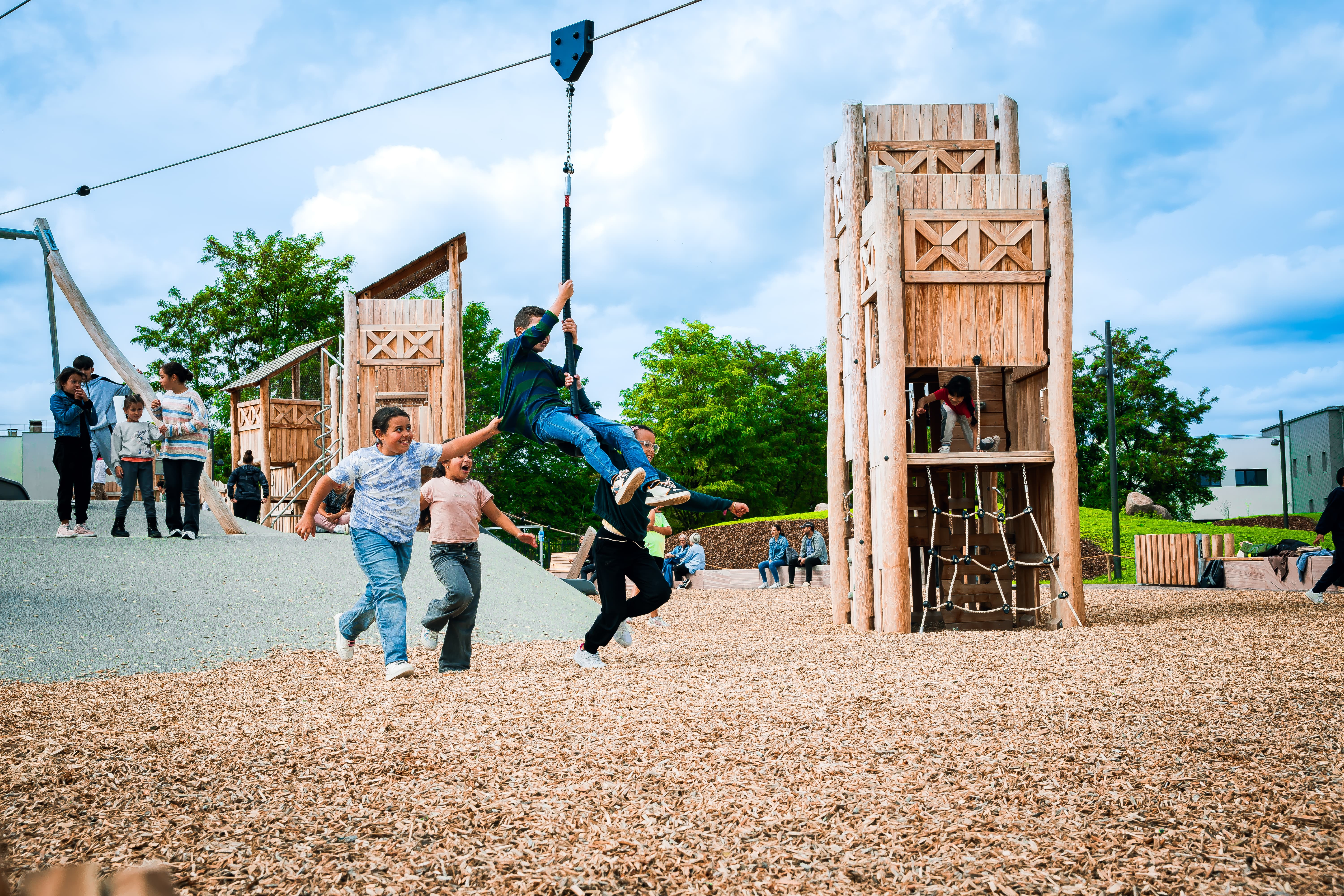 Explorez la nouvelle aire de jeux du Parc des Romains à Strasbourg - KOMPAN