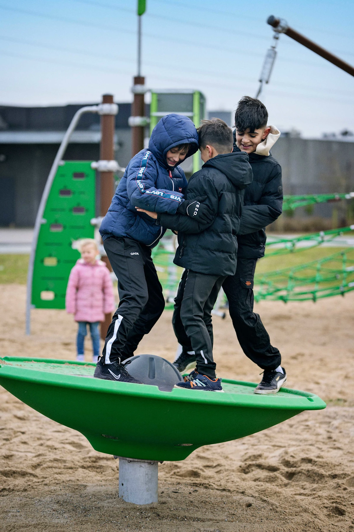 KOMPAN | Nuevos juegos giratorios para niños en edad escolar