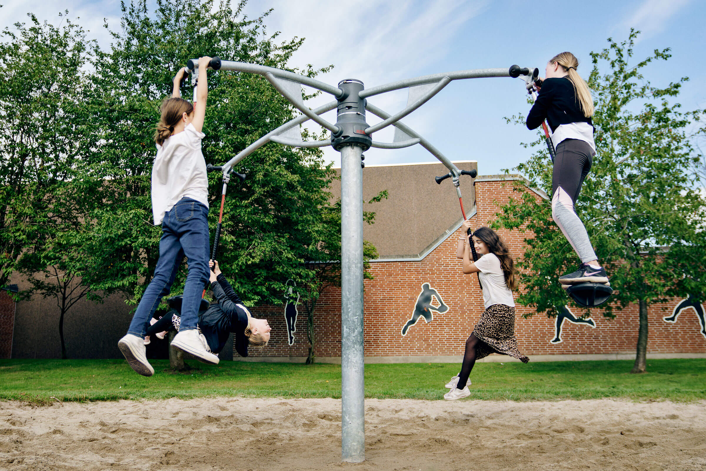 KOMPAN | New spinning playground carousel | The Saturn 4