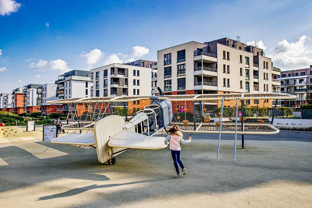 Custom playground plane in Montaudran Toulouse | KOMPAN