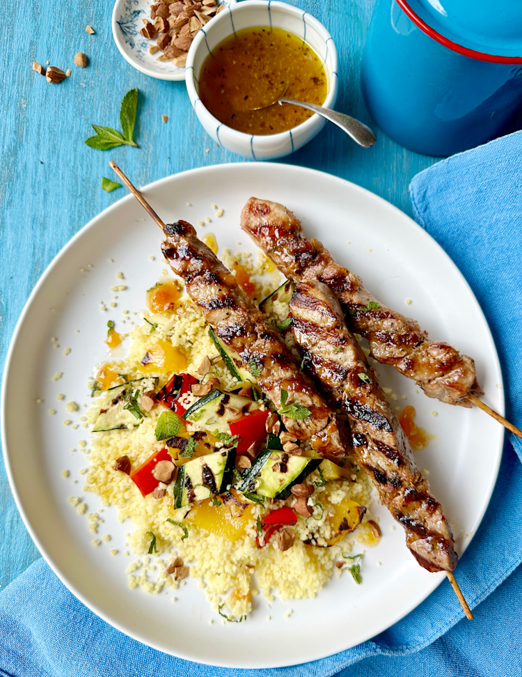 Salade De Pâtes À La Grecque Avec Souvlaki De Poitrine De Poulet ...