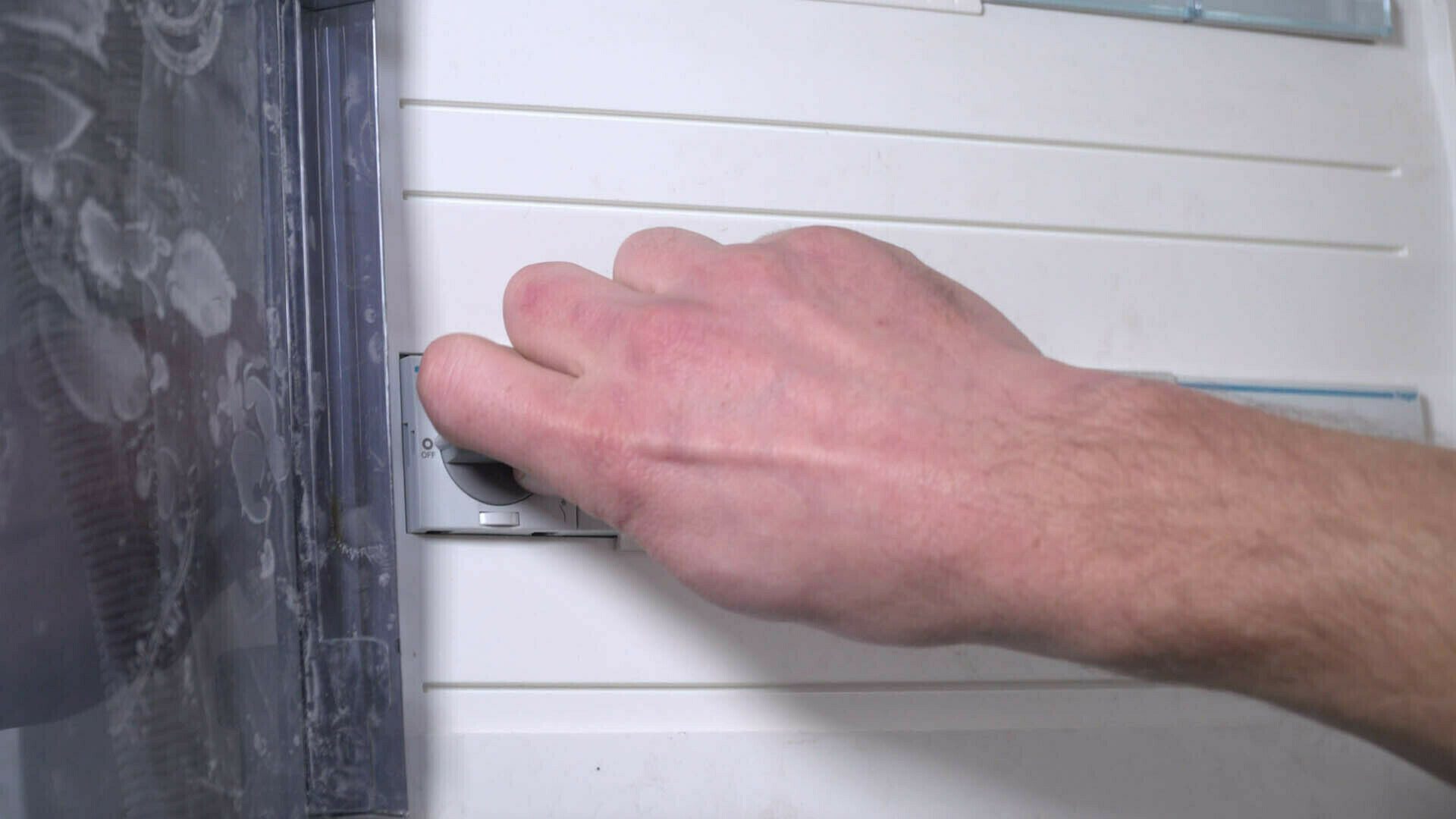 Zelf behangen? Zo behang je een muur met vliesbehang | Praxis