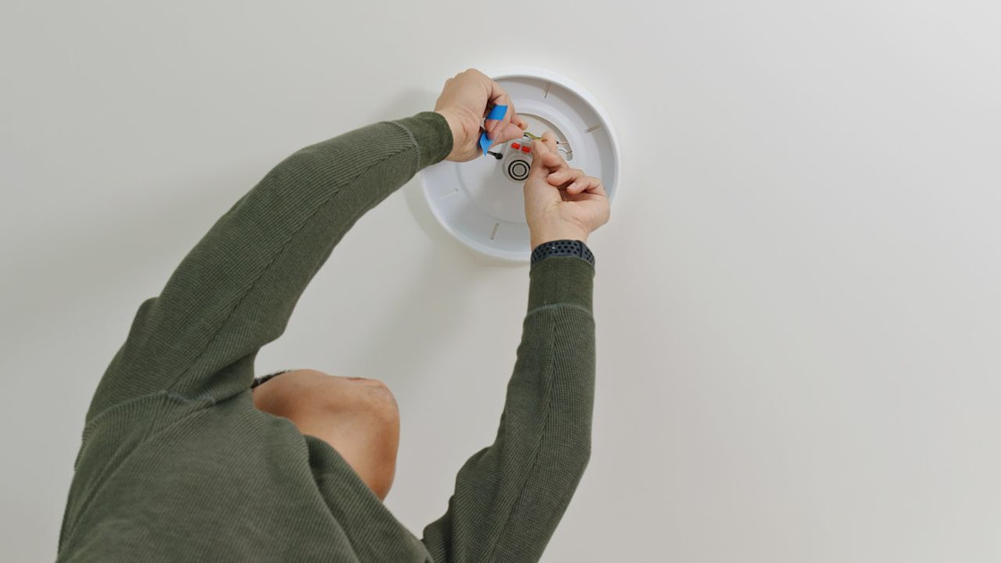Lamp ophangen en aansluiten | Stappenplan | brico.be