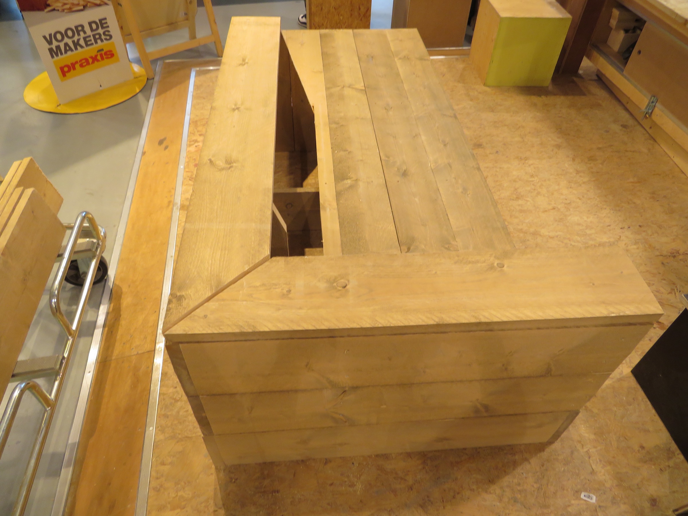 Zwevende loungebank maken: zo doe je dat zelf - Praxis