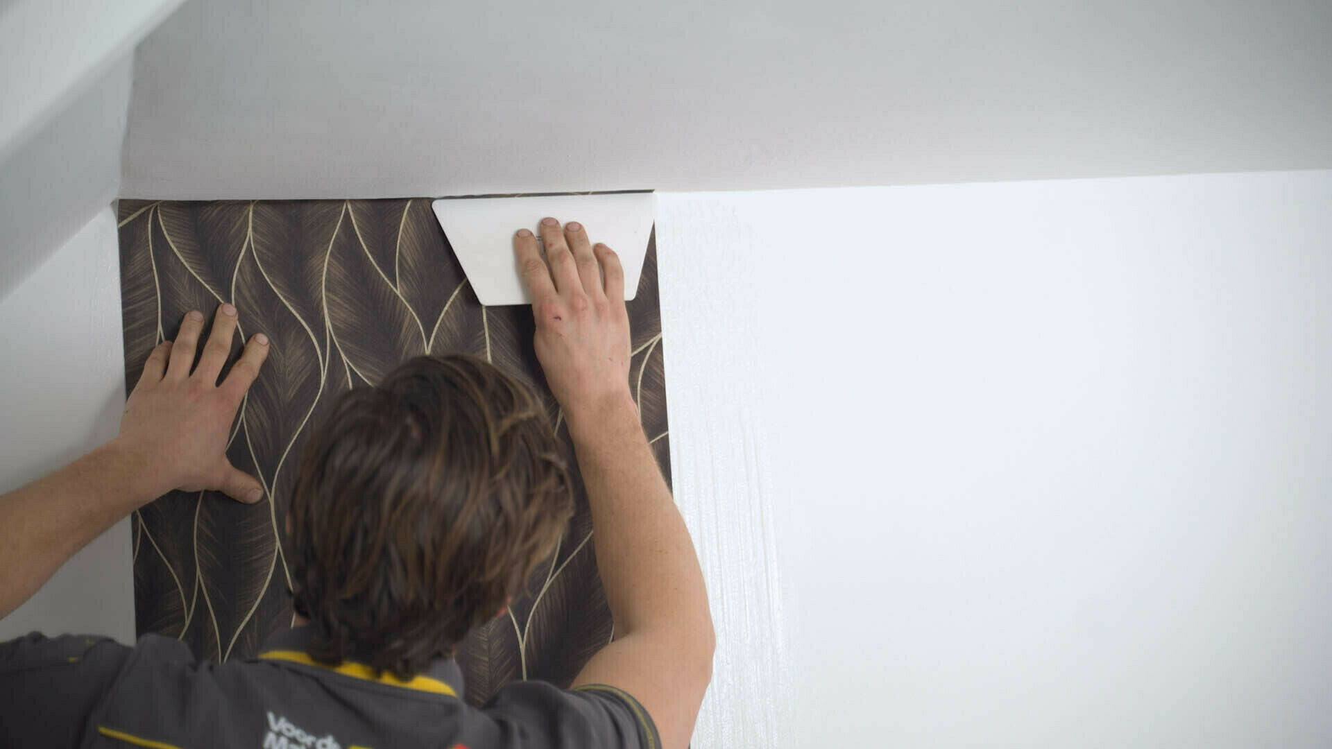 Zelf behangen? Zo behang je een muur met vliesbehang | Praxis