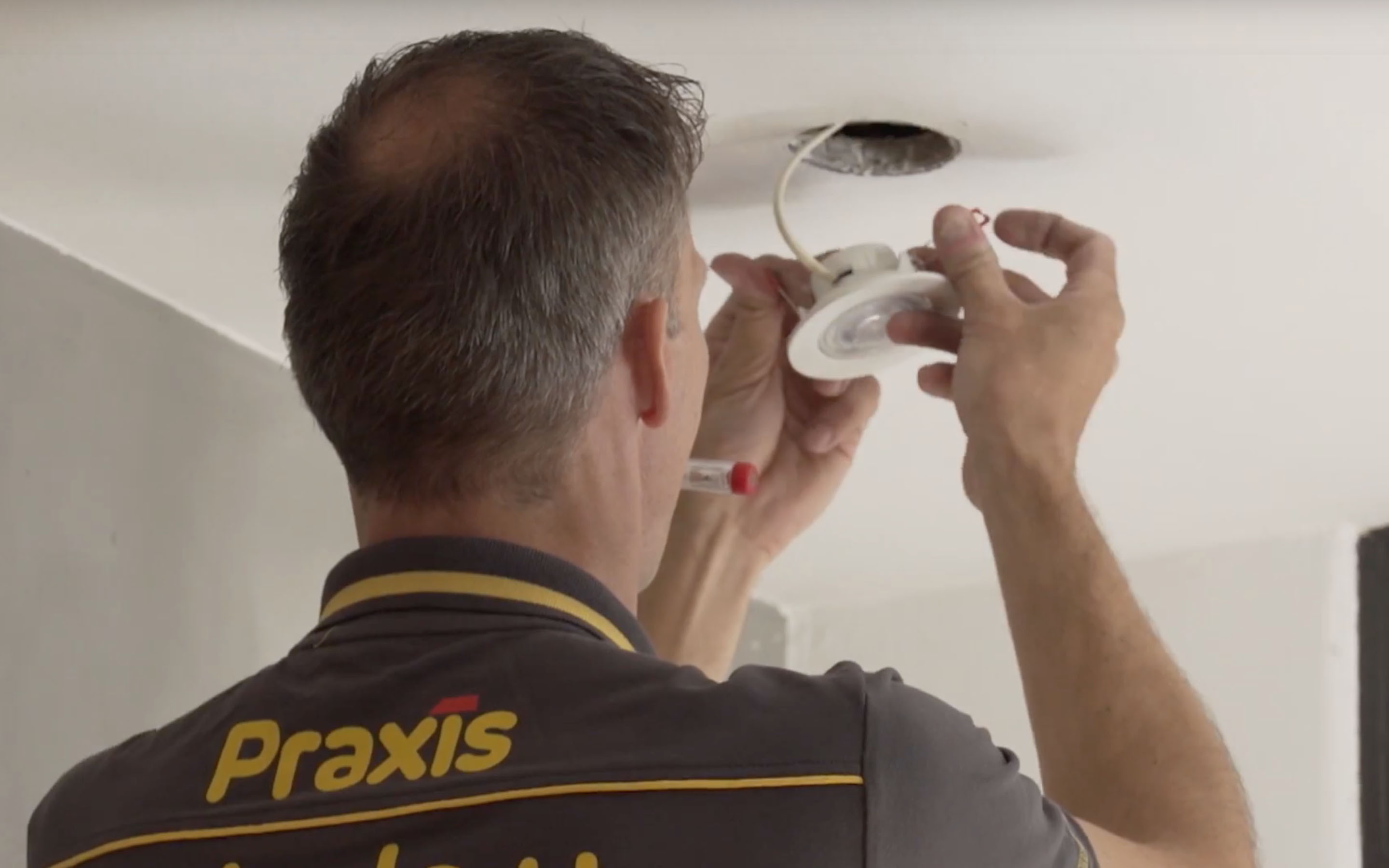 Spotjes vervangen - Zo plaats je spotjes | Praxis