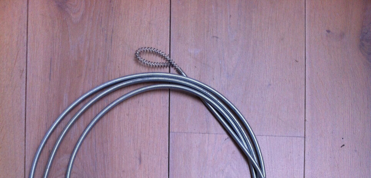 Afvoer ontstoppen met ontstoppingsveer | Stap voor stap uitgelegd ...