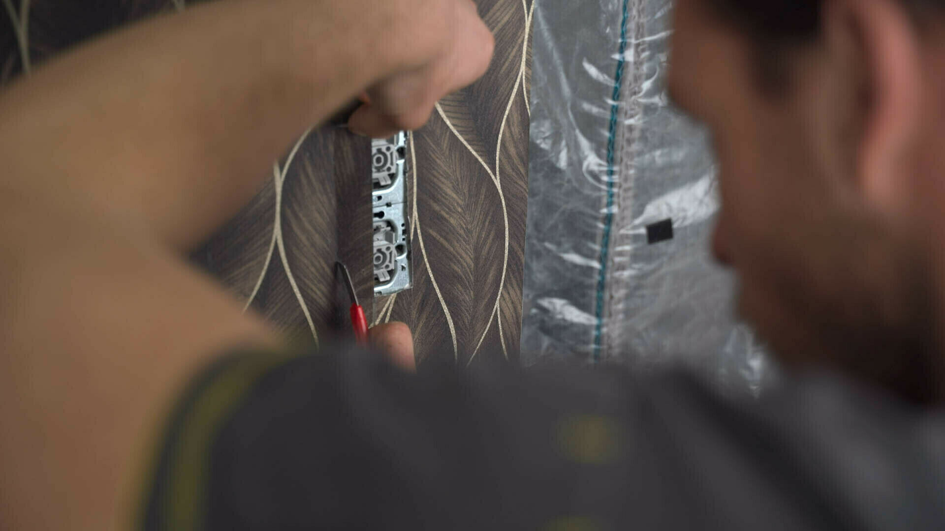 Zelf behangen? Zo behang je een muur met vliesbehang | Praxis