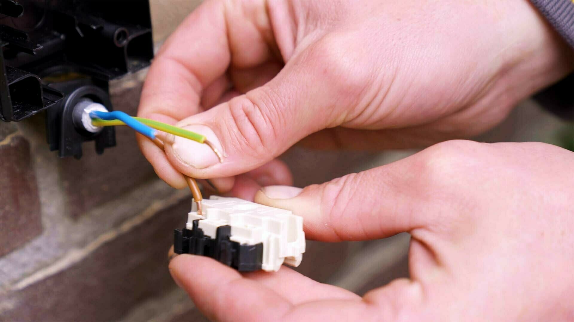 Hoe sluit je een buitenstopcontact aan? | Stappenplan