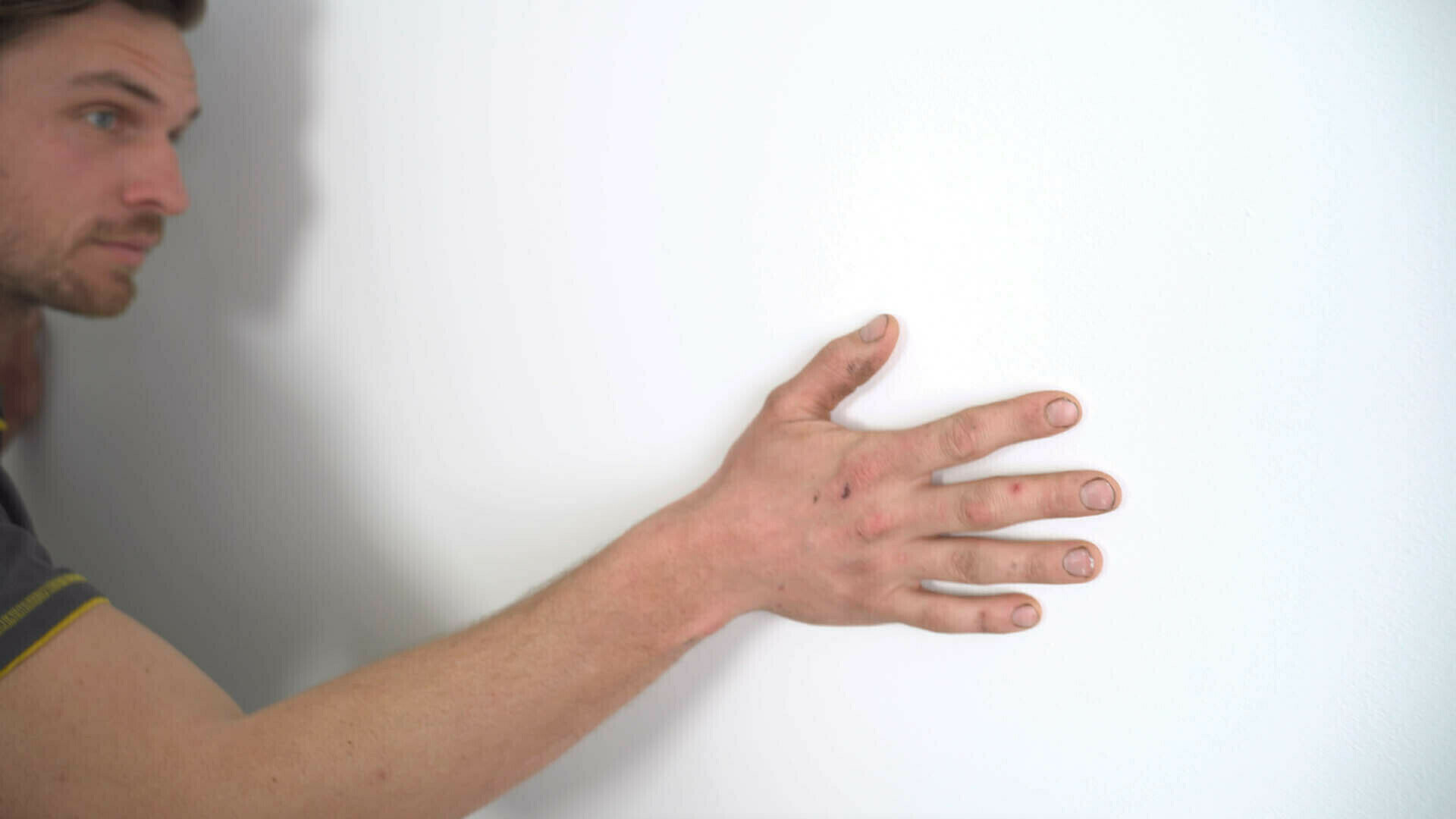 Zelf behangen? Zo behang je een muur met vliesbehang | Praxis