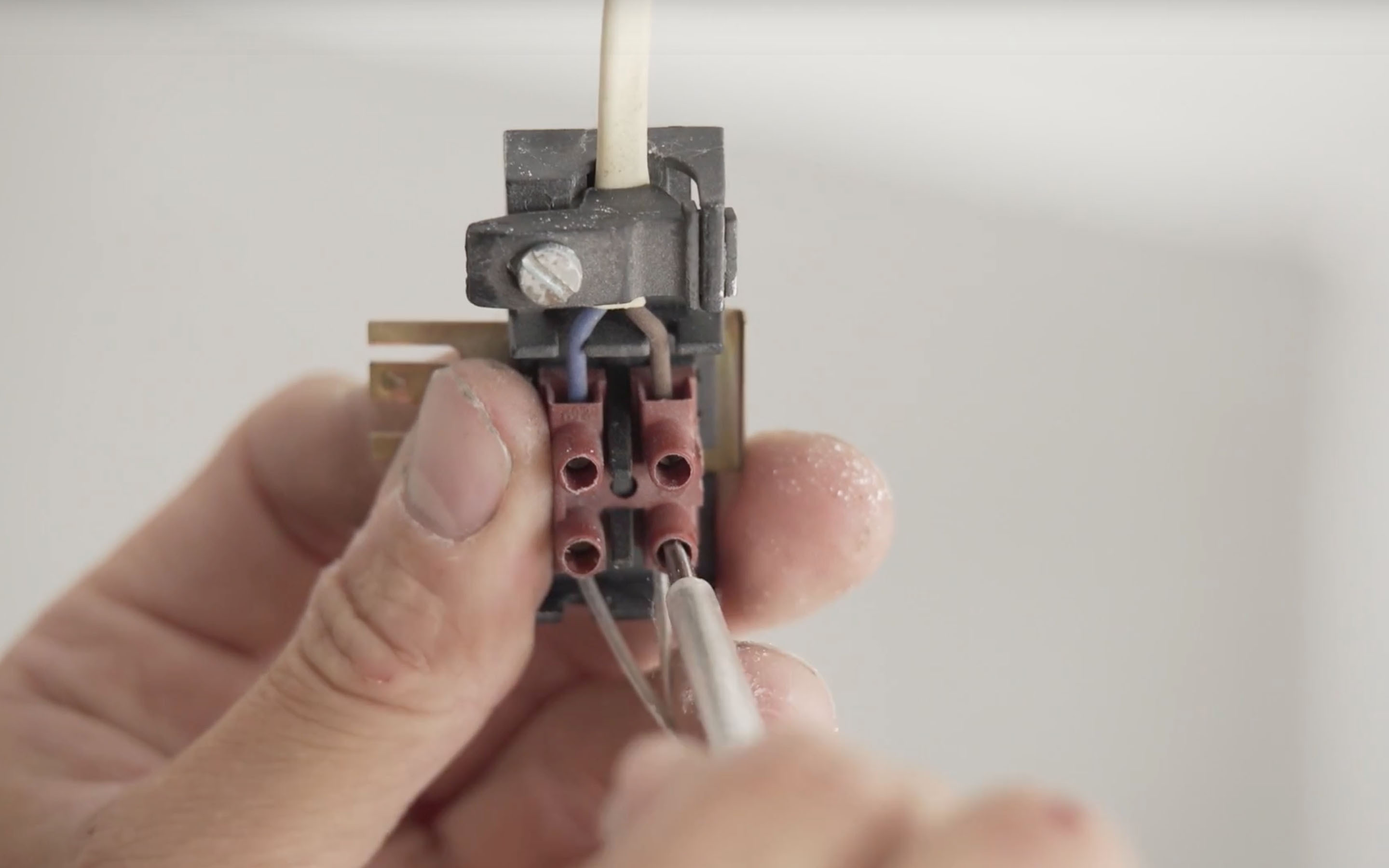 Spotjes vervangen - Zo plaats je spotjes | Praxis