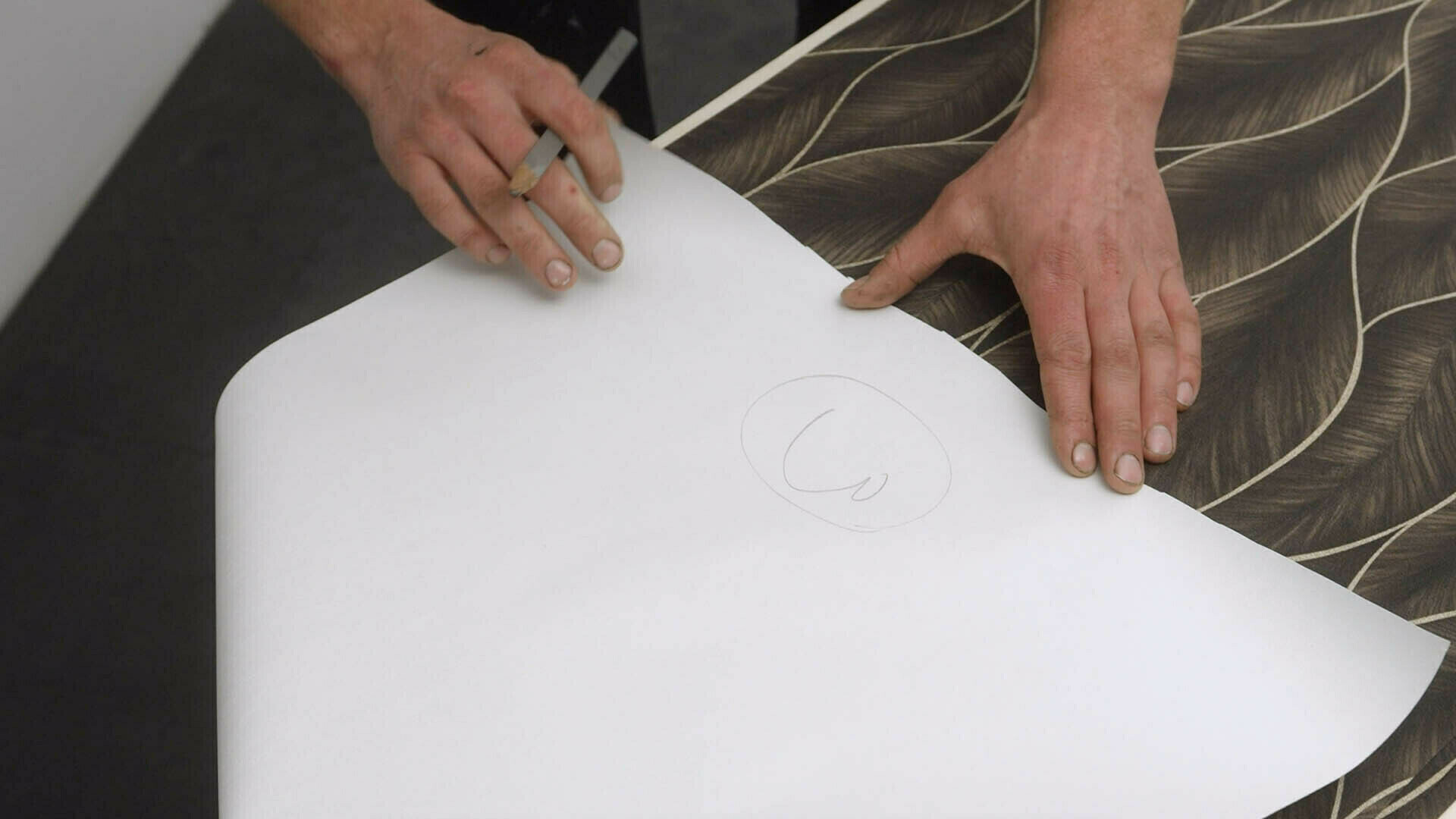 Zelf behangen? Zo behang je een muur met vliesbehang | Praxis