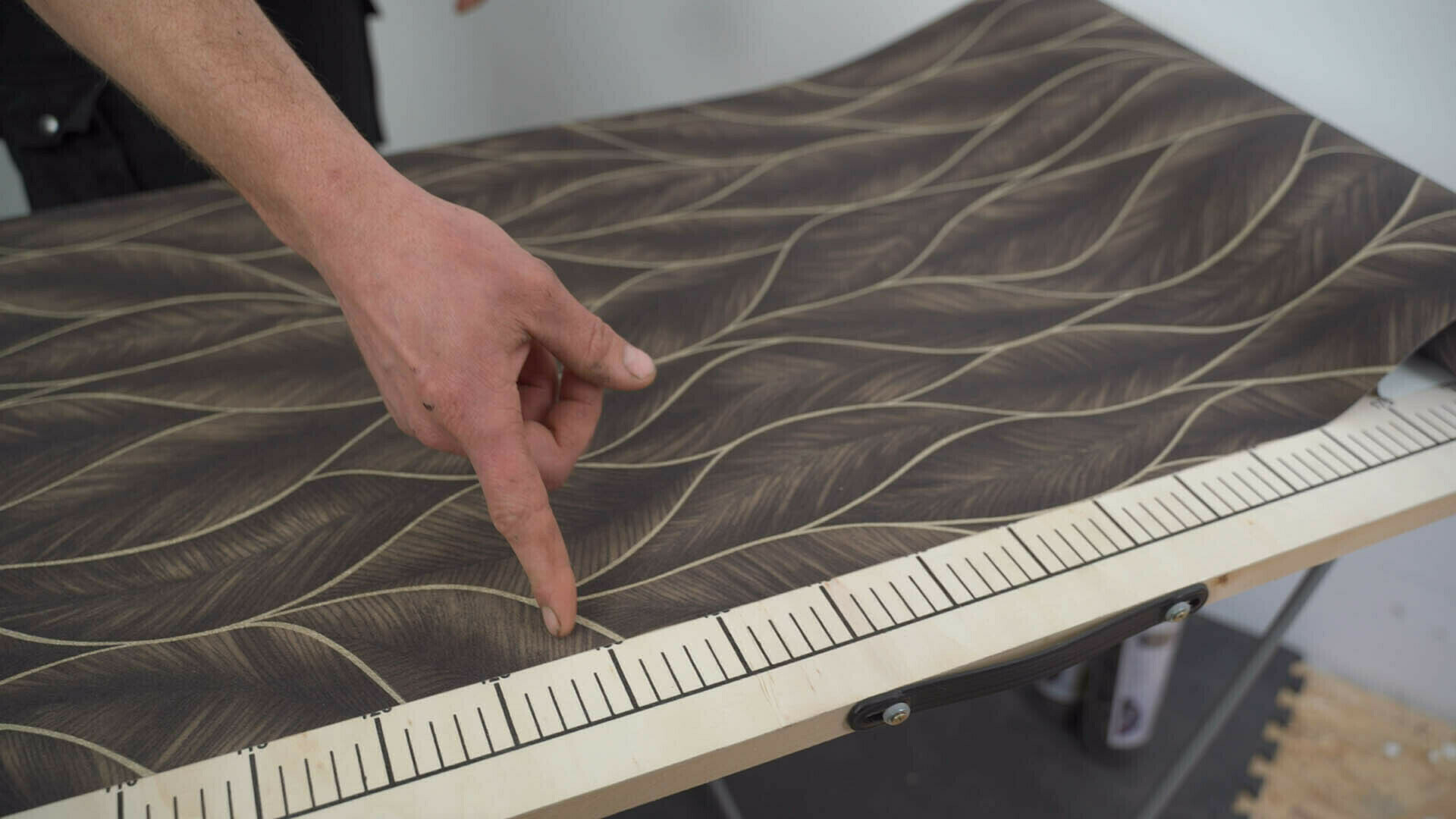 Zelf behangen? Zo behang je een muur met vliesbehang | Praxis