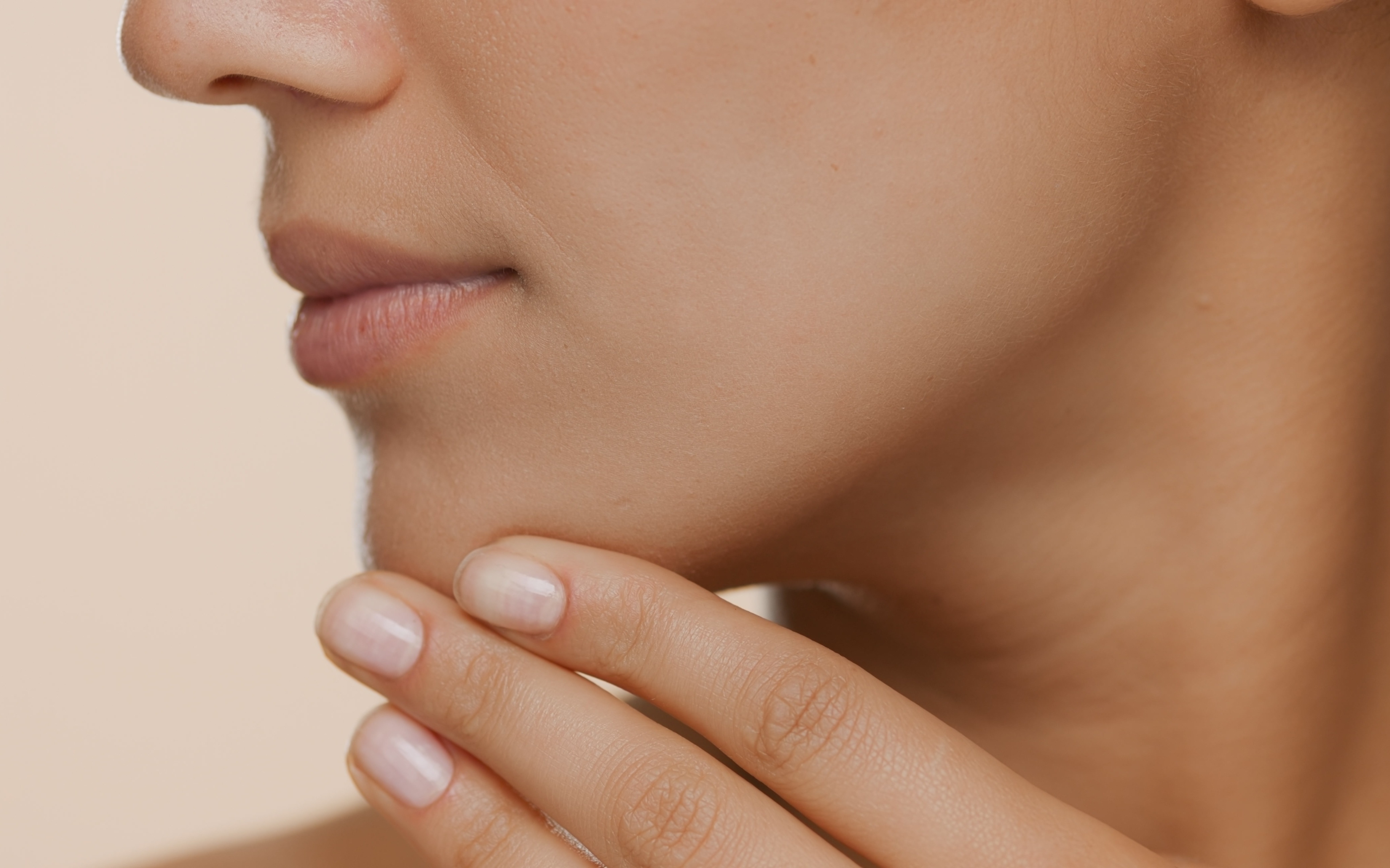 Mewing : les choses à savoir et les dangers de cette technique - Aroma-Zone