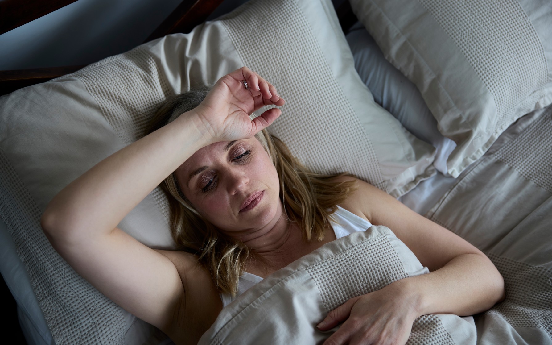 Transpiration nocturne : causes et solutions naturelles ? - Aroma-Zone