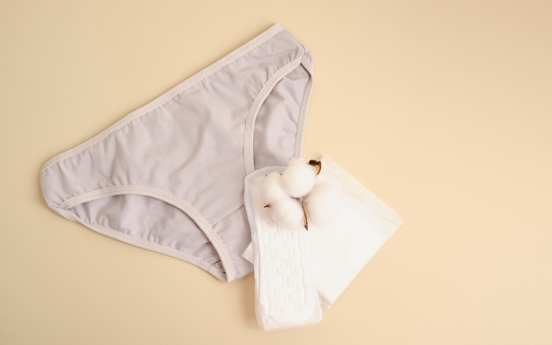 Pertes marron à la place des règles : pourquoi