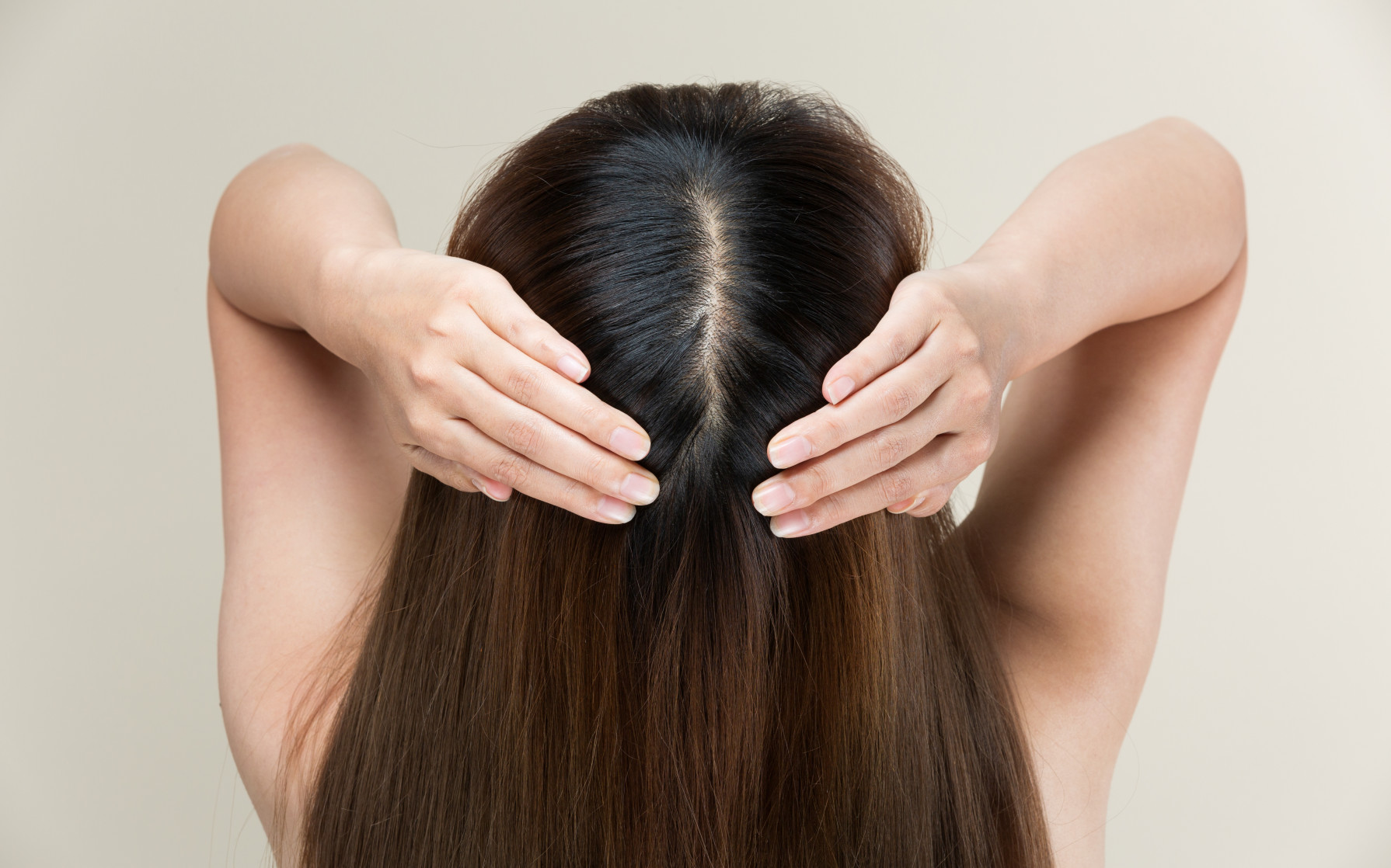 Psoriasis cheveux : Comment le traîter et s'en débarasser ? - Aroma-Zone