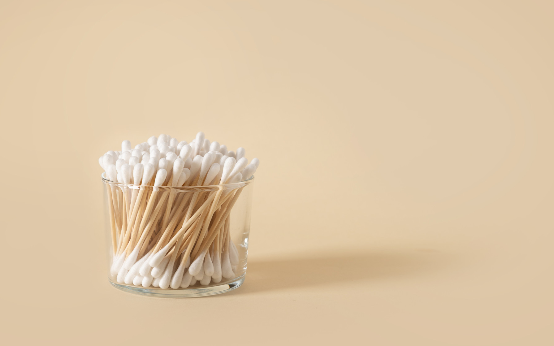 Coton-tige : le petit geste à bannir pour protéger vos oreilles - Aroma ...