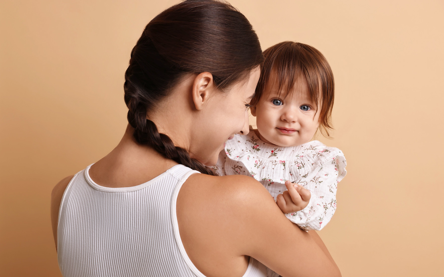 Perte de cheveux post-partum : causes et solutions - Aroma-Zone