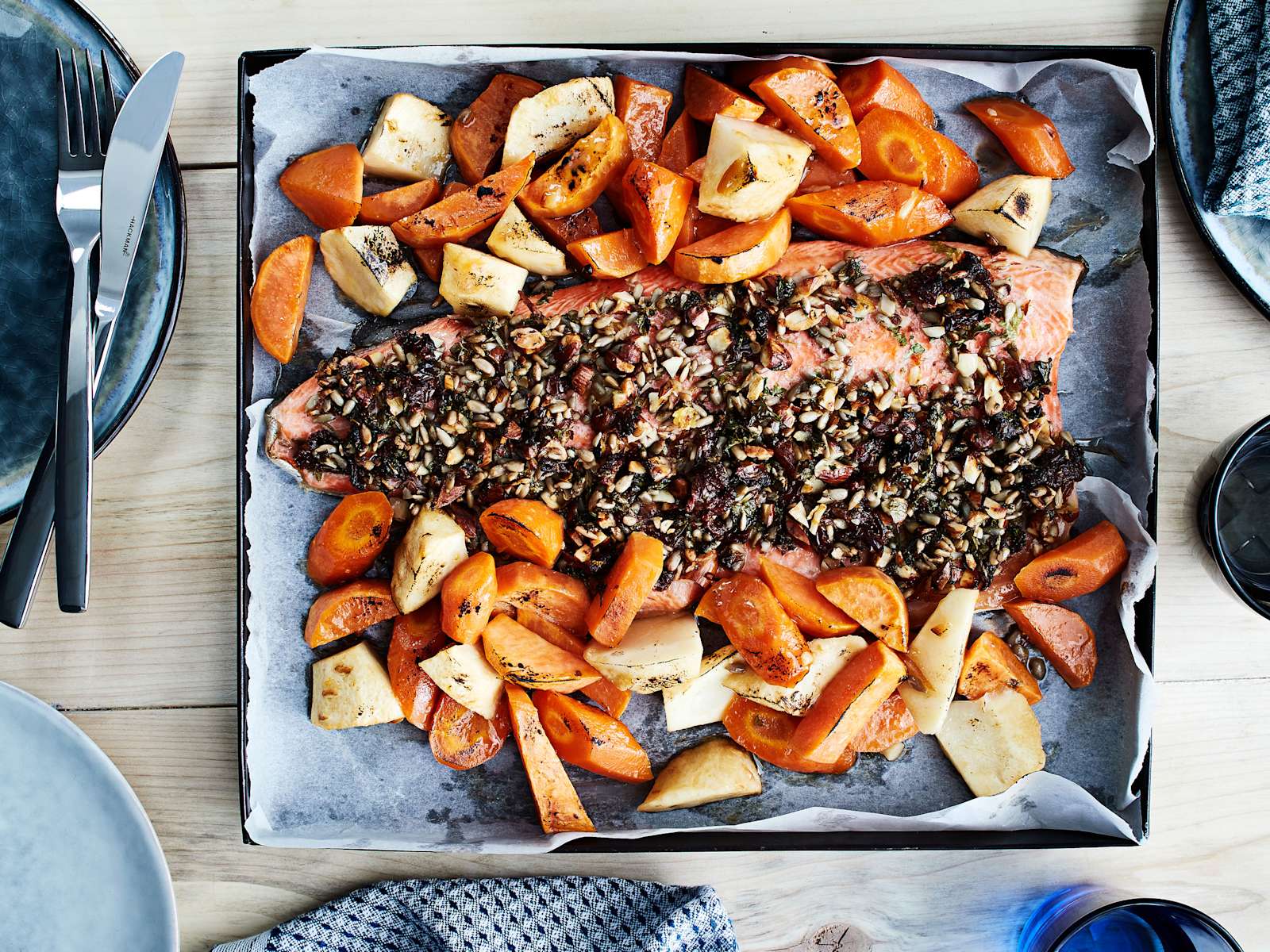 Rapea uunilohi ja appelsiiniuunijuurekset | Uuniruoat | Yhteishyvä