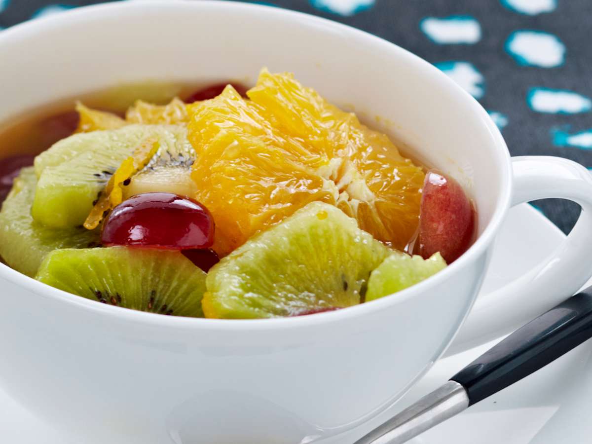 Earl Grey -marinoitu hedelmäsalaatti | Salaatit | Yhteishyvä