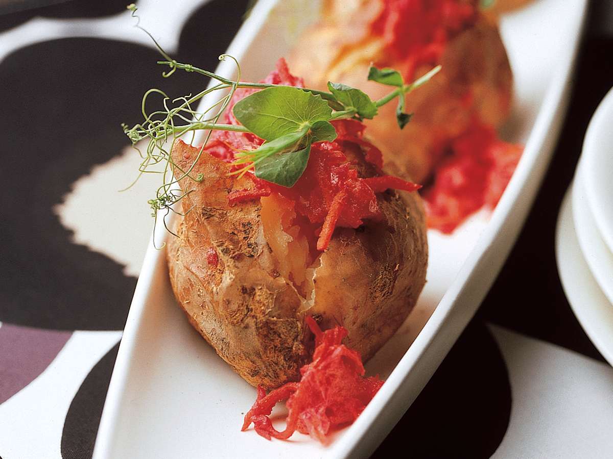 Uuniperunat juurestäytteellä | Uuniperunat | Yhteishyvä