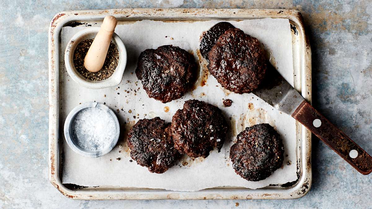 Nopeat jauhelihapihvit | Pihvit | Yhteishyvä