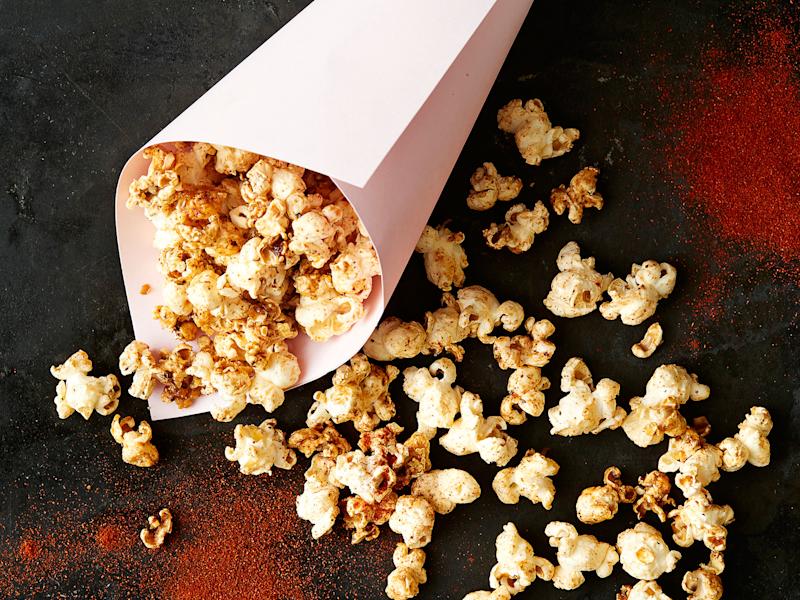 Täydelliset popcornit kattilassa – näin teet ne itse ja 5 tapaa maustaa ...