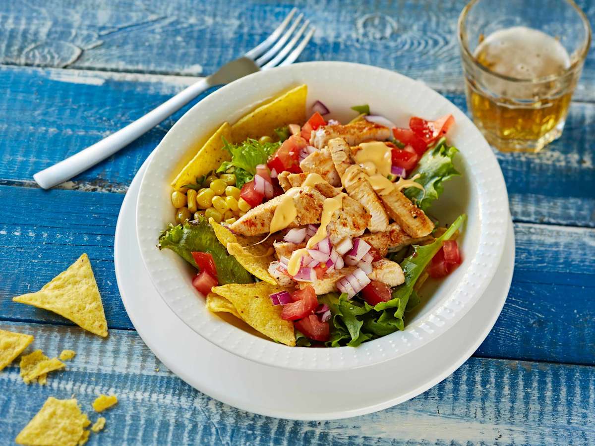 Kalkkuna-nachosalaatti | Salaatit | Yhteishyvä