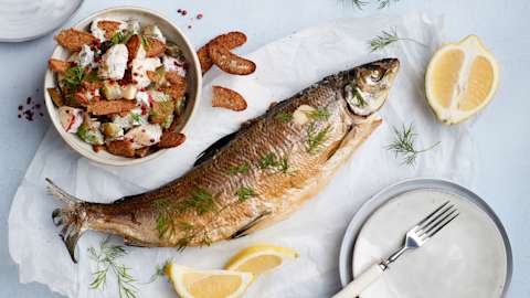 Savusiika ja rapea perunasalaatti | Salaatit | Yhteishyvä