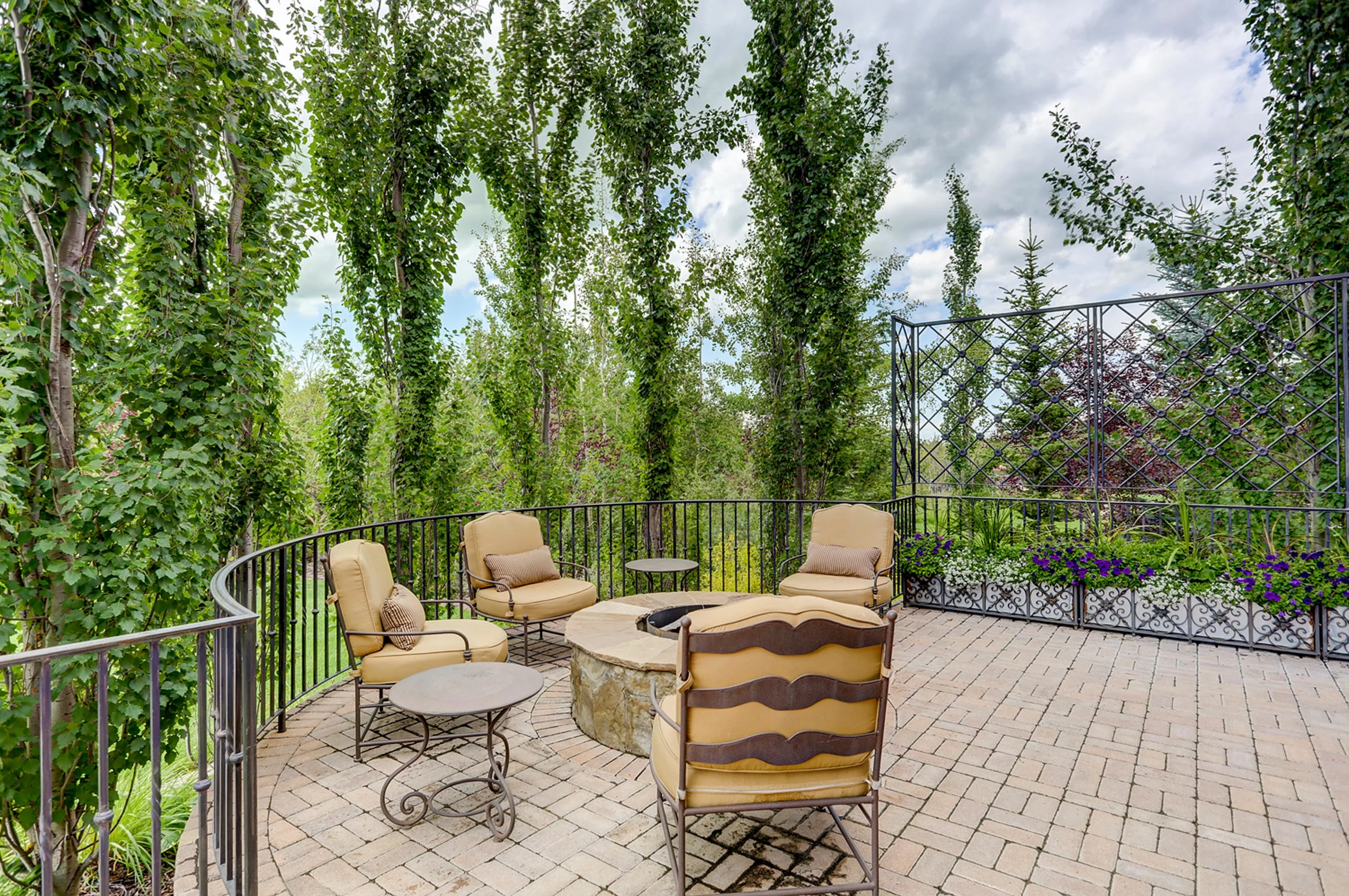 209 Pinnacle Ridge Place SW, Calgary, Alberta, Alberta T3Z 3N8, Canada ...