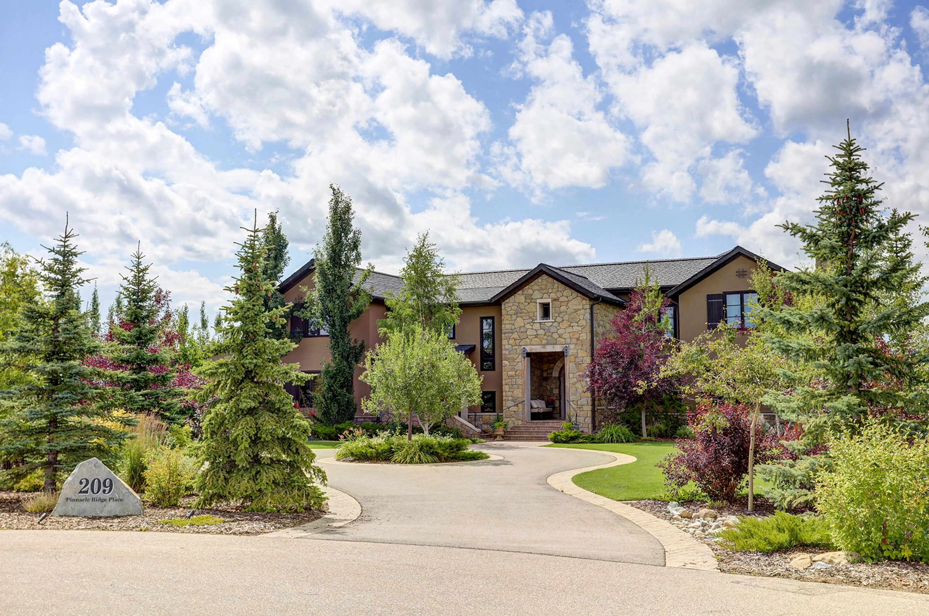 209 Pinnacle Ridge Place SW, Calgary, Alberta, Alberta T3Z 3N8, Canada ...