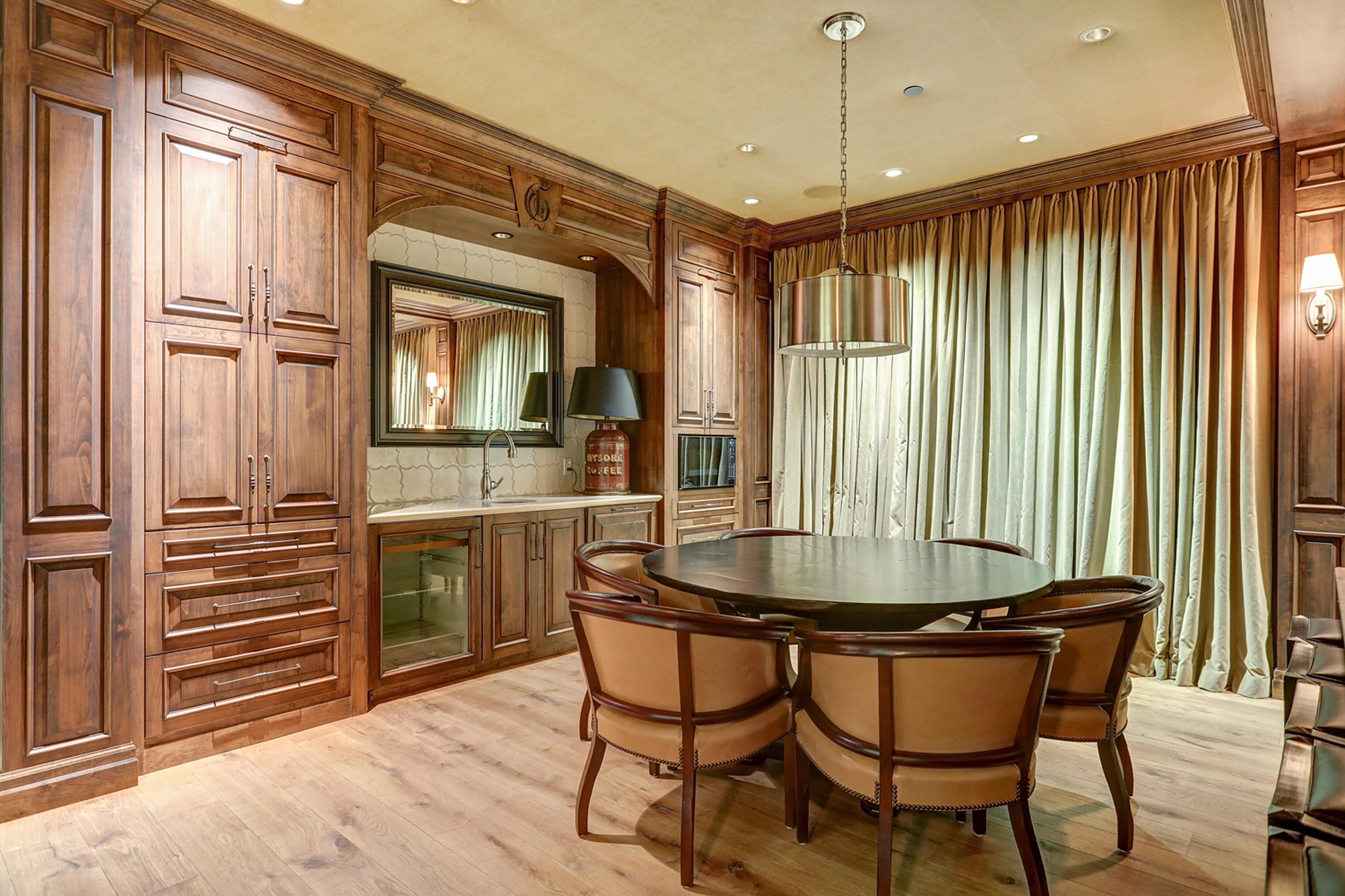 209 Pinnacle Ridge Place SW, Calgary, Alberta, Alberta T3Z 3N8, Canada ...