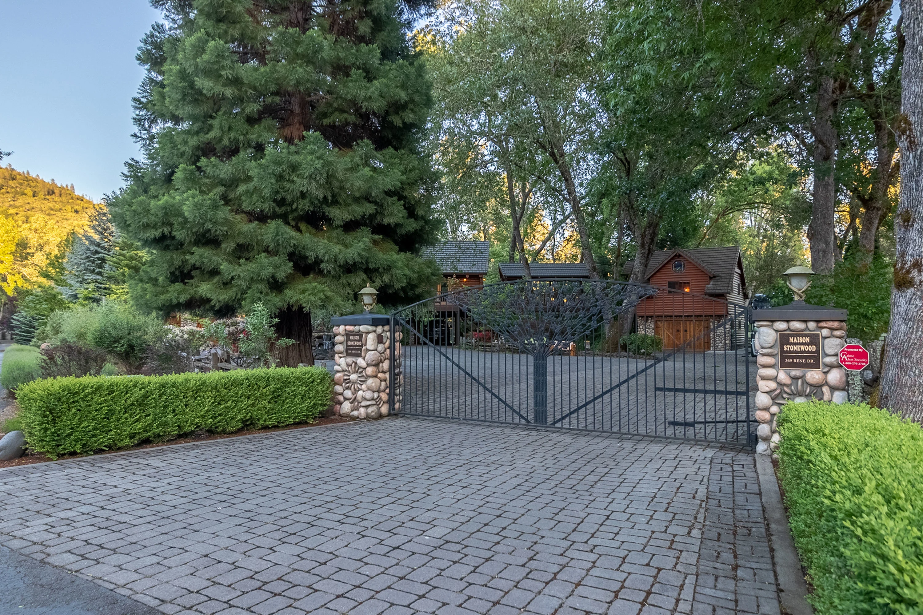 369 Rene Drive, Shady Cove, Oregon 97539 | Concierge Auctions