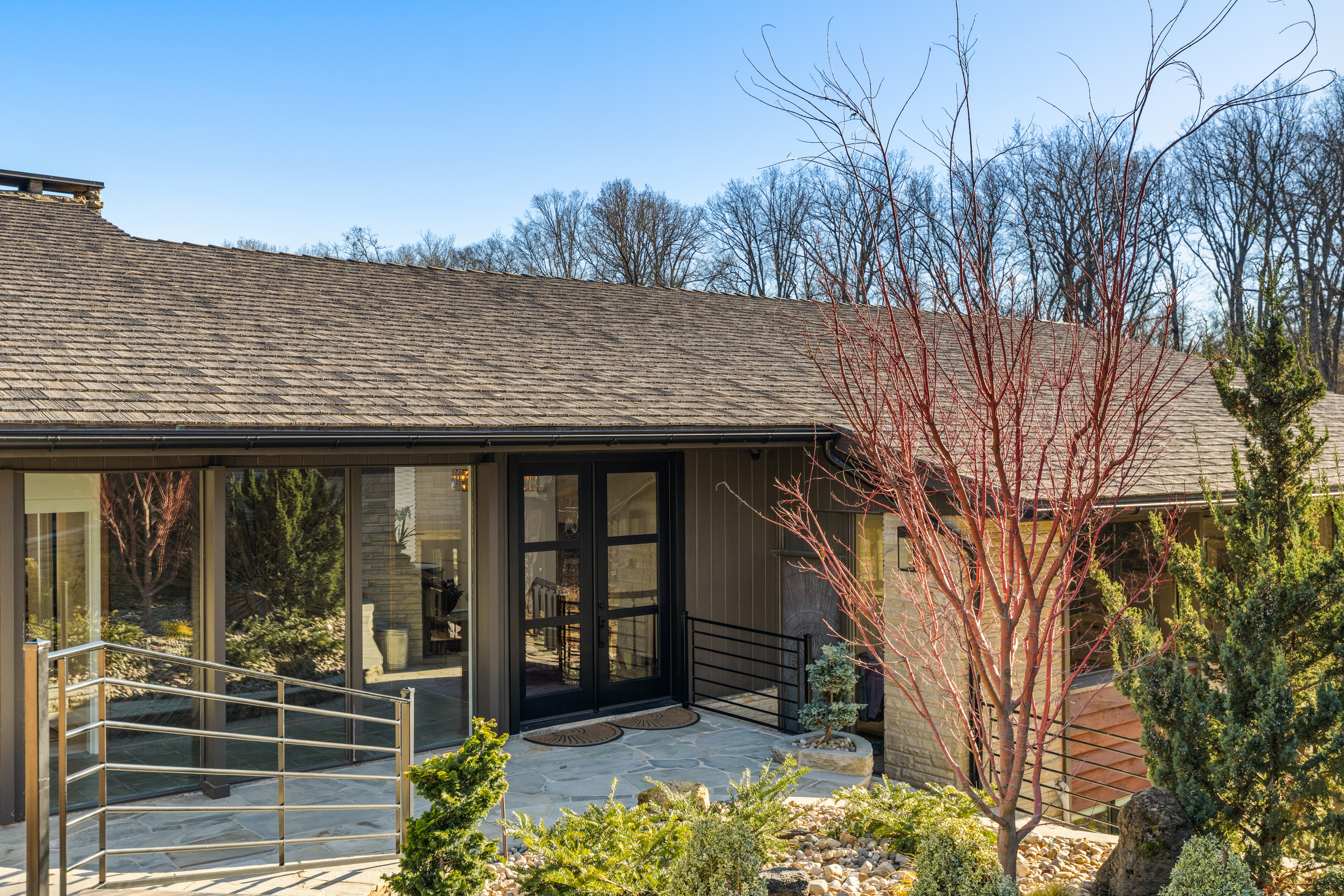 300 Elton Darby Road | Concierge Auctions