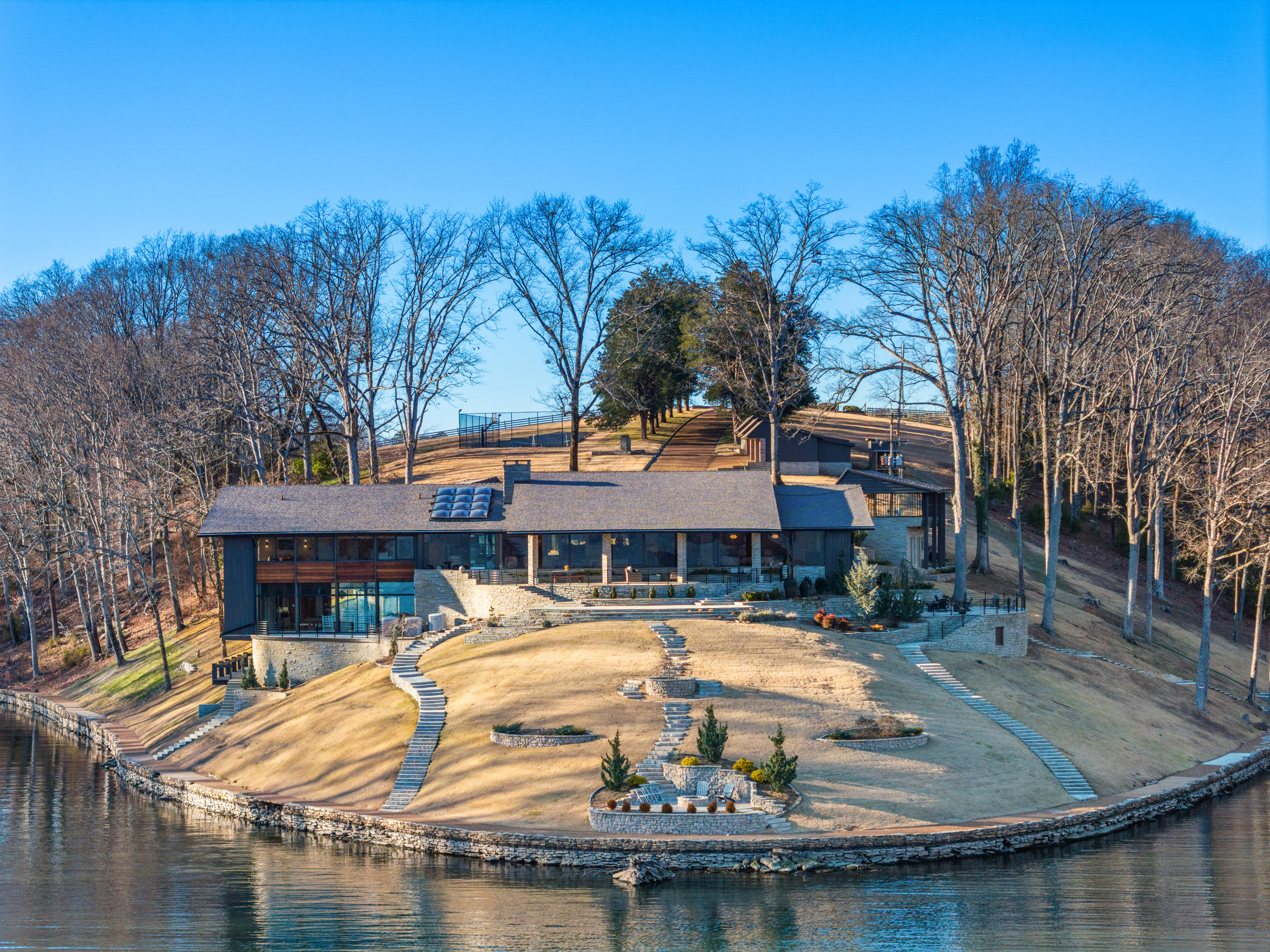 300 Elton Darby Road | Concierge Auctions