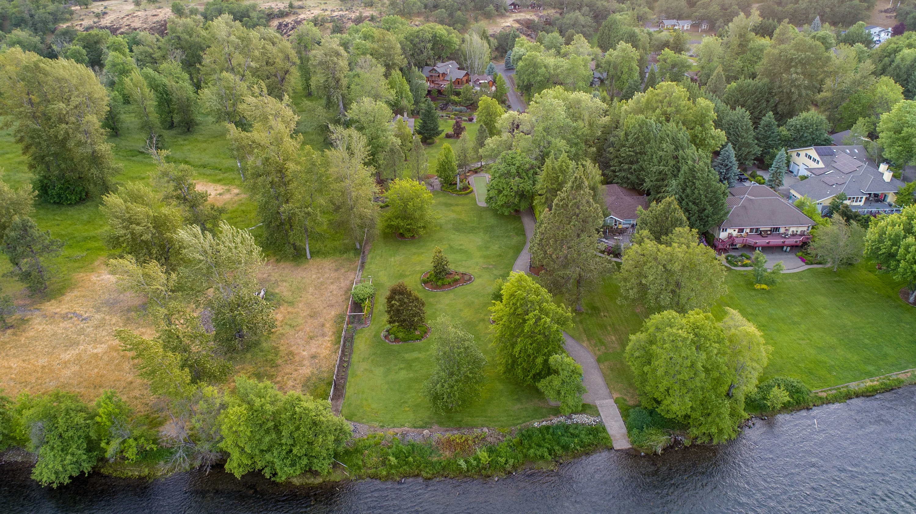 369 Rene Drive, Shady Cove, Oregon 97539 | Concierge Auctions