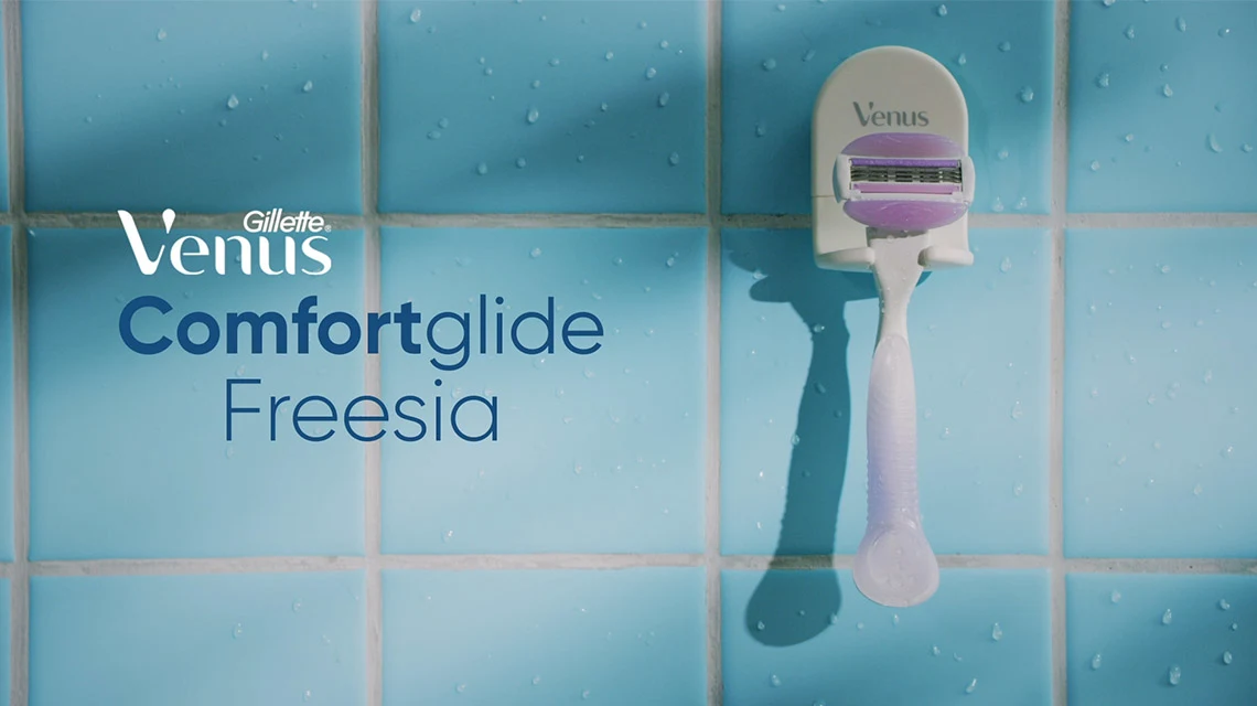 Women's Comfortglide 3 Blade Razor with Freesia Moisture Bars | Venus US
