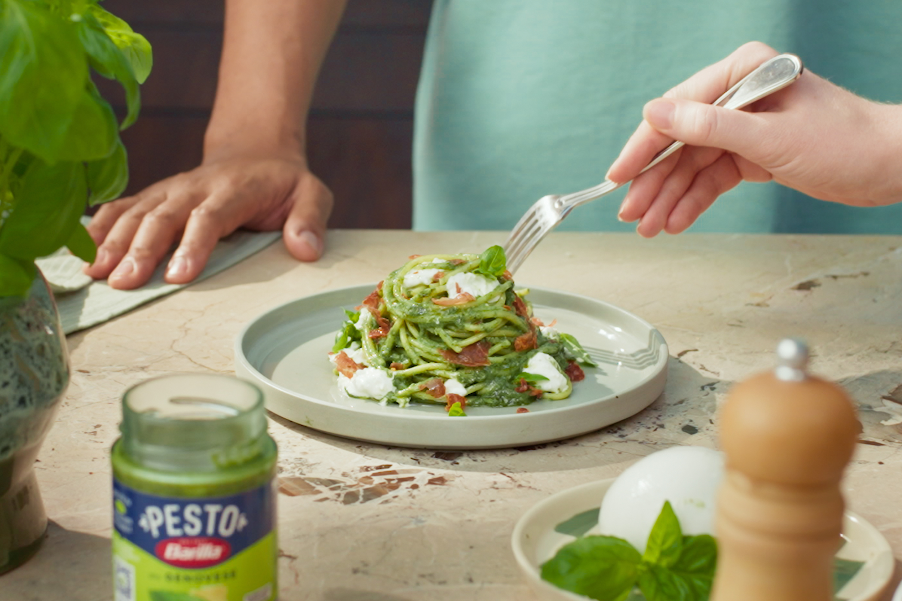 Spaghetti med Pesto Barilla alla Genovese, sprø skinke og burrata ...
