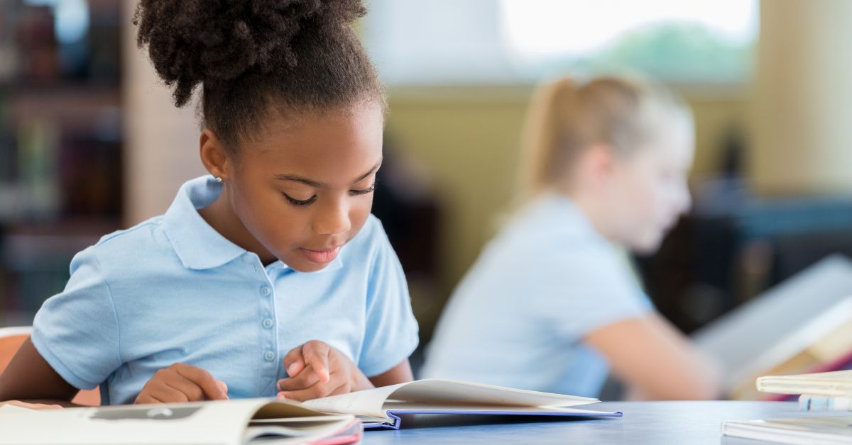 Leren lezen in het eerste leerjaar: tips van taalcoach Tinneke | Plantyn