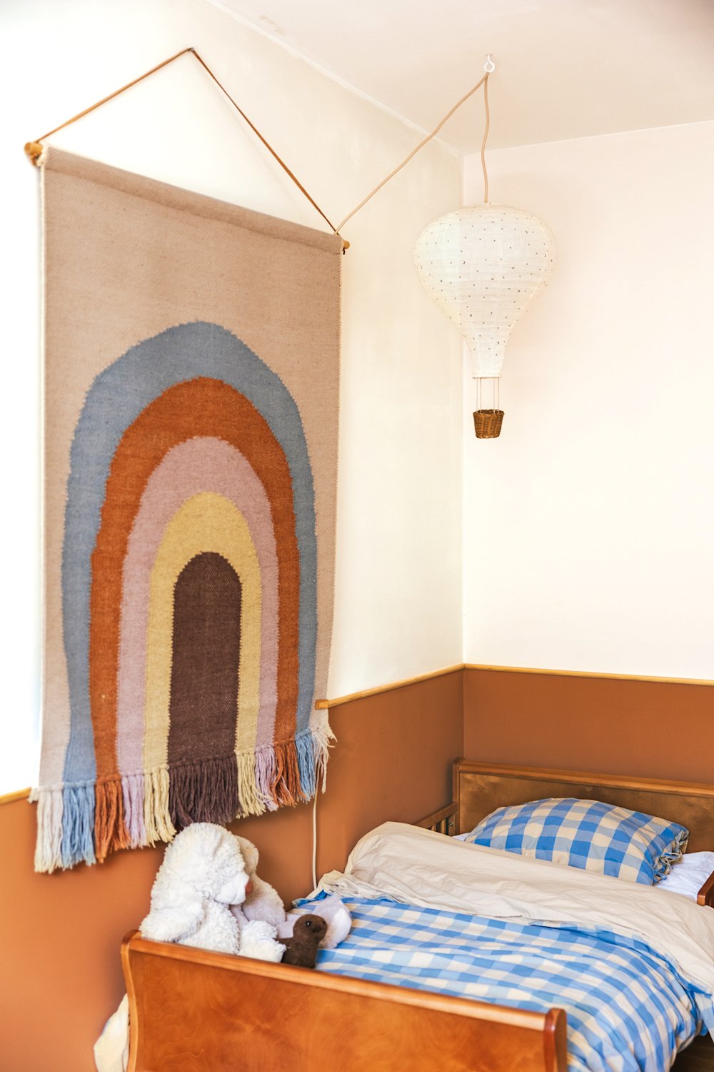 Terracotta lambrisering in een speelse kinderkamer - colora.nl